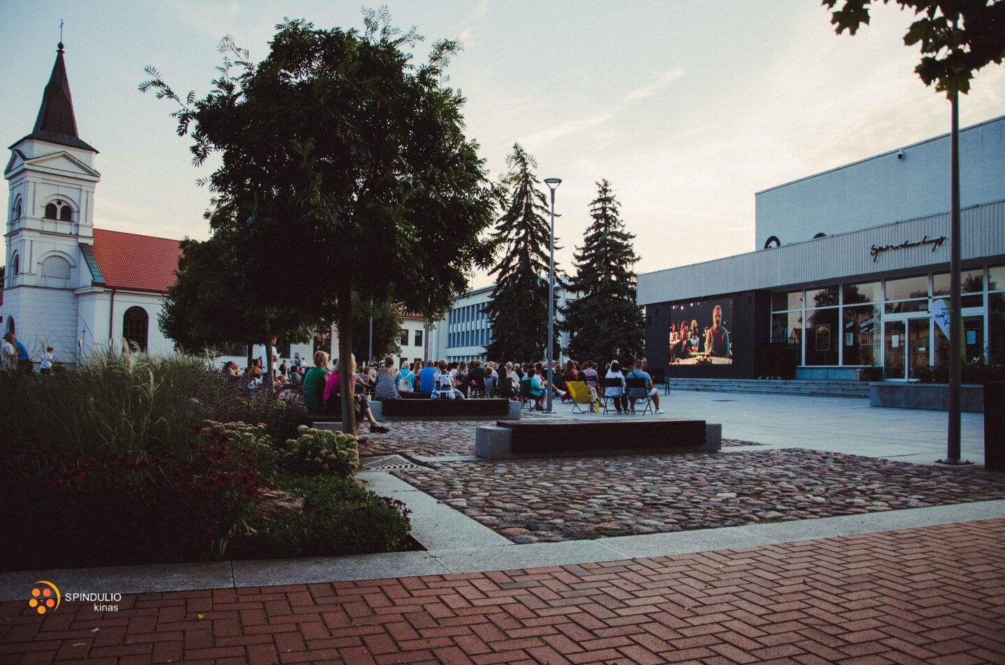 Nemokami kino seansai po atviru dangumi vėl sugrįžta į kino teatrą ...