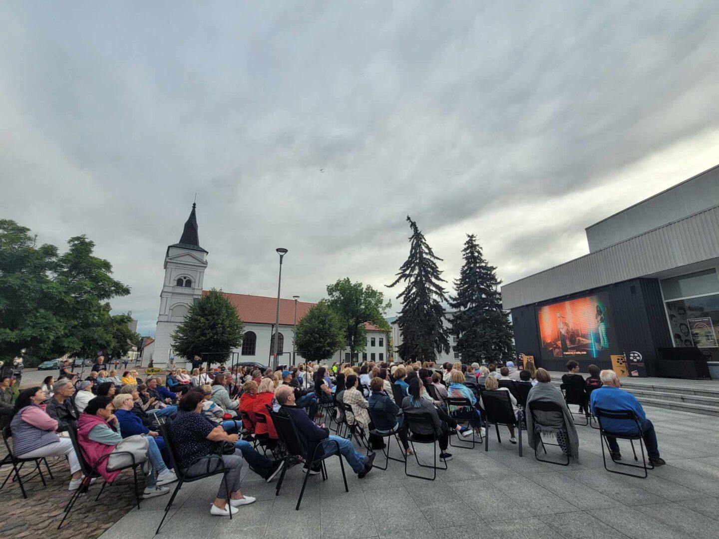 Neprognozuojamas oras kinomanų neišgąsdino: atidarytas „Spindulio kino ...